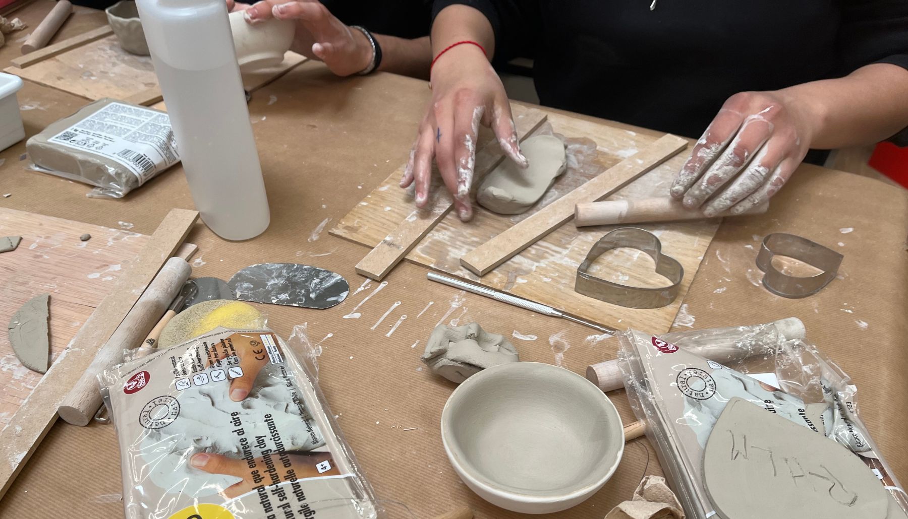 Taller de barro: Crea tu propia figura - Abacus Cooperativa